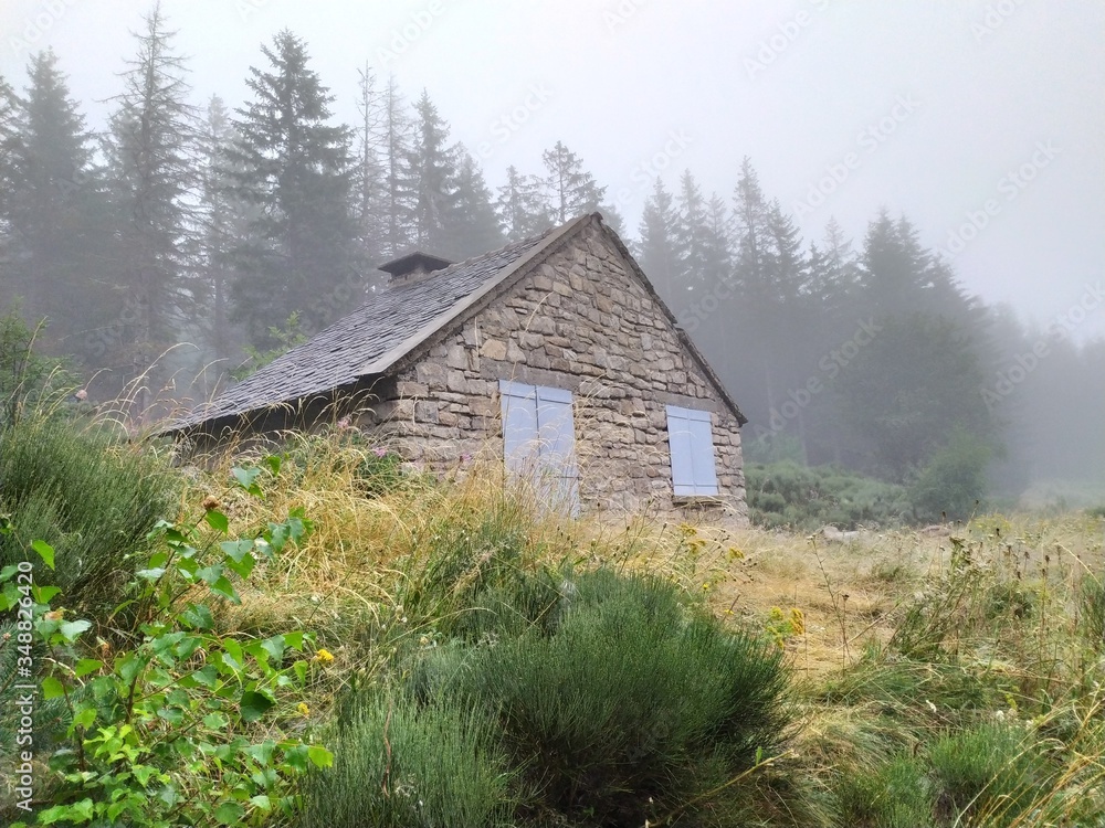 Cabane en pierre dans le massif du mont-lozère en France, sur le chemin ...