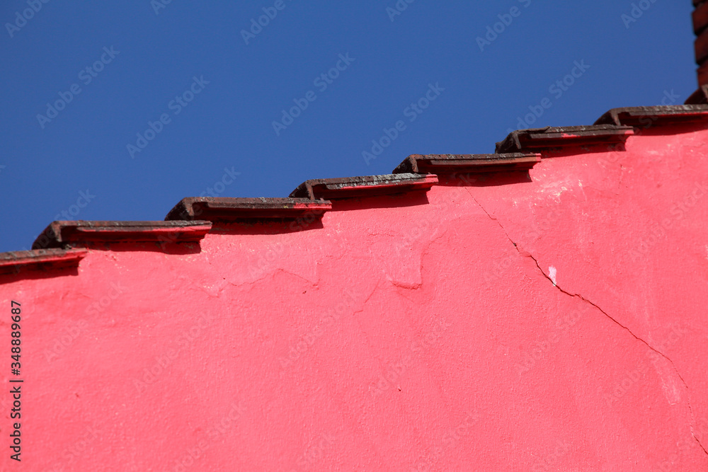 Dach, rosa Hauswand, Dachkante, Blauer Himmel Stock-Foto | Adobe Stock