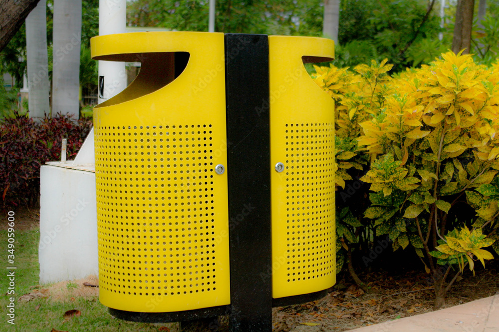 Cesto de basura para reciclaje Stock Photo | Adobe Stock