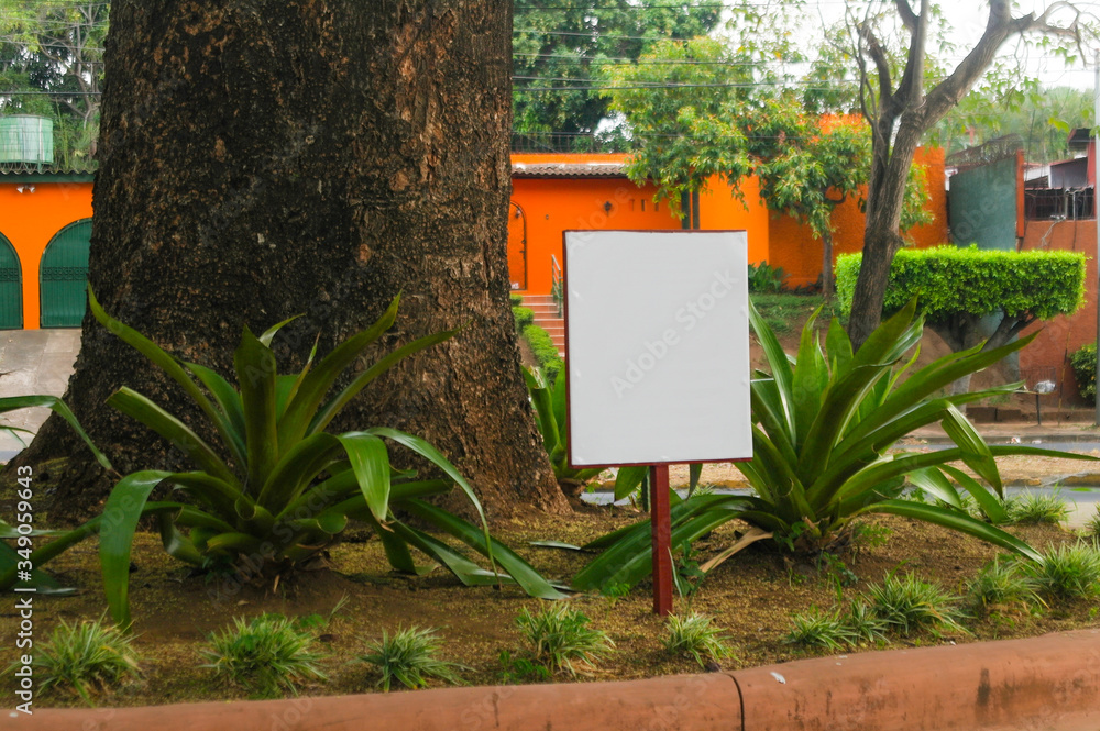Letrero en el parque, anuncio publicitario Stock Photo | Adobe Stock
