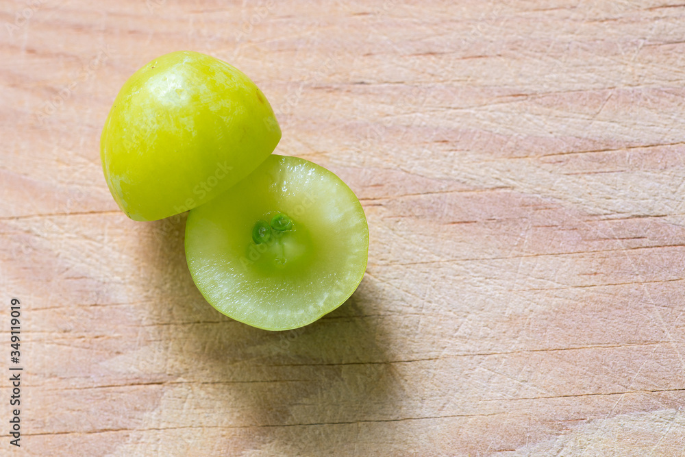 Stockfoto Una uva verde y jugosa partida en dos, con la semilla de la ...