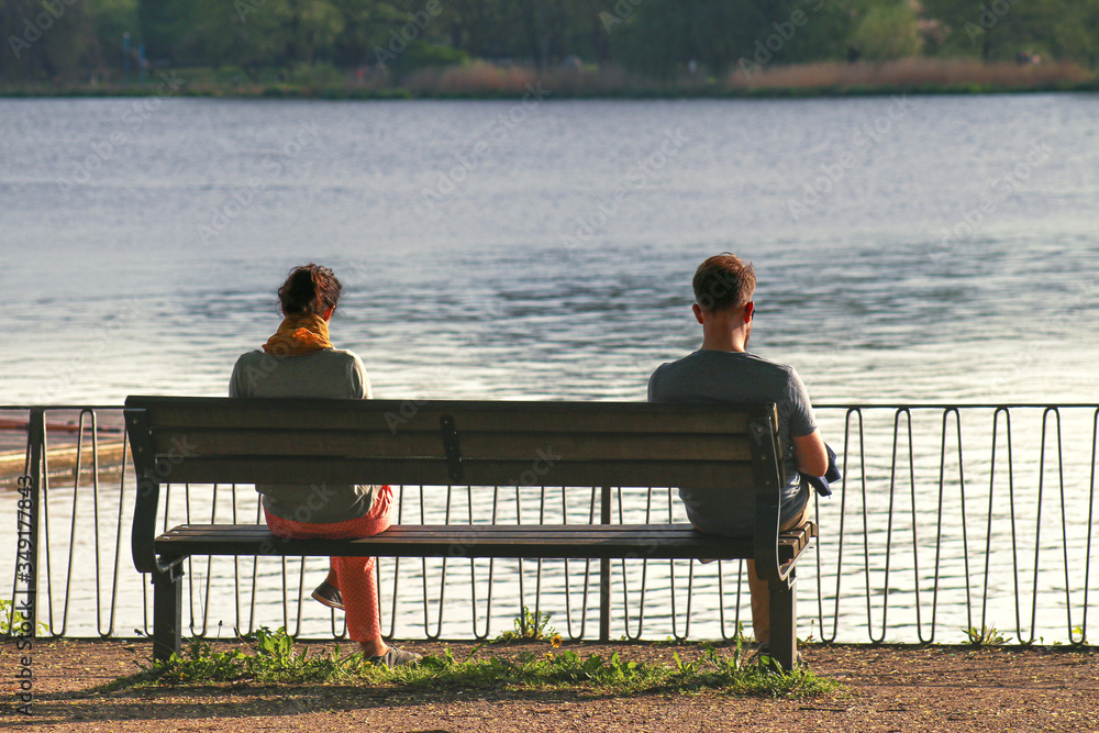 Menschen sitzen mit Abstand auf einer Bank two People with distance sitiing on a bank foto de ...