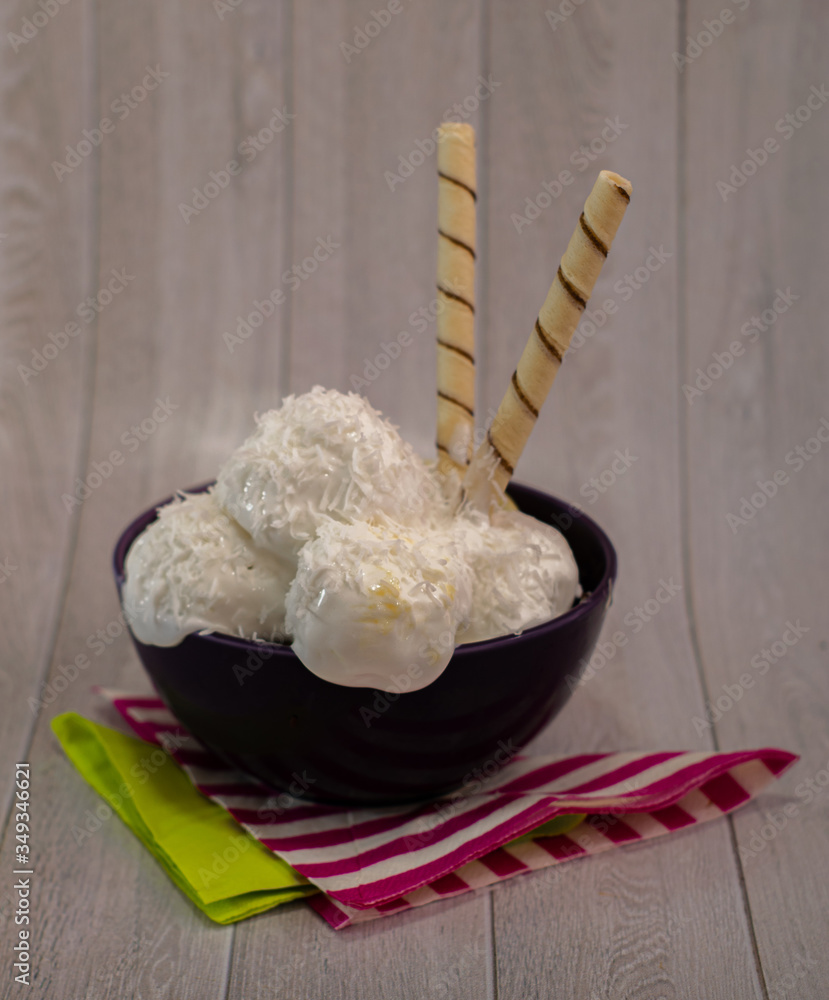 Canasta helado Stock Photo | Adobe Stock