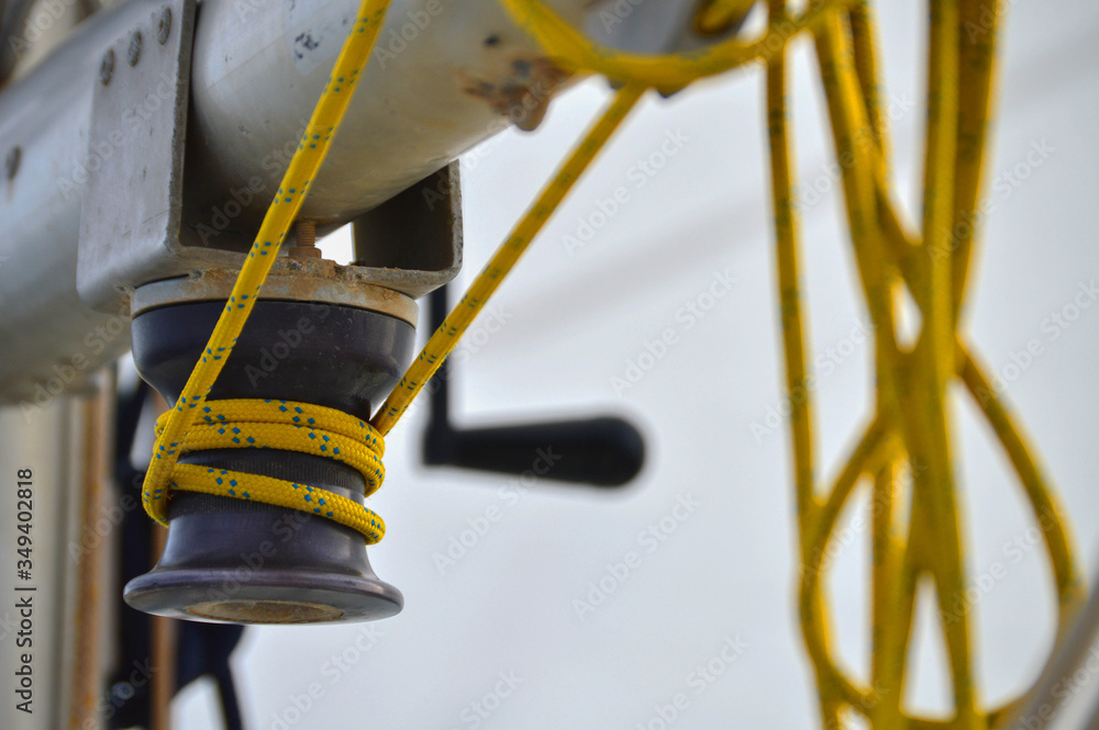 Mecanismo de la botavara de un barco de vela Photos | Adobe Stock