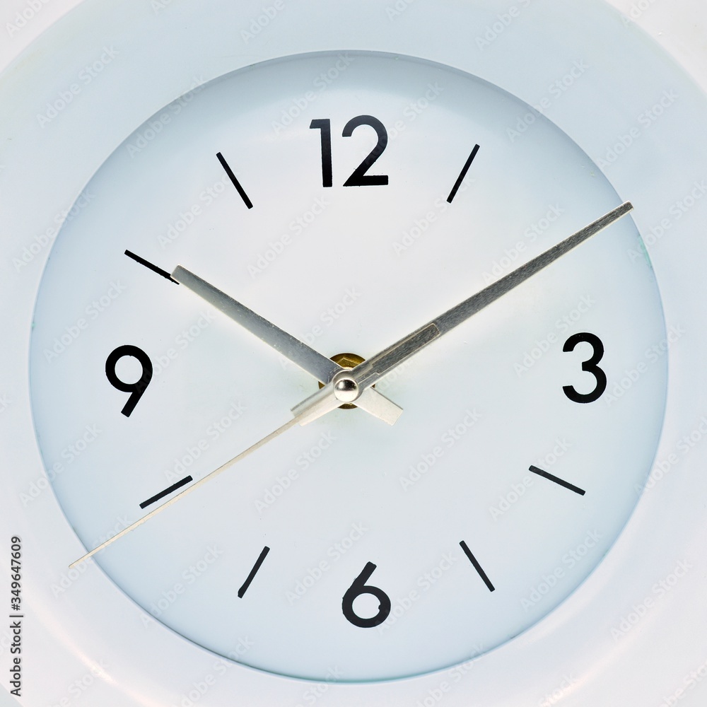 reloj analógico blanco, marcando las diez y diez Stock Photo | Adobe Stock