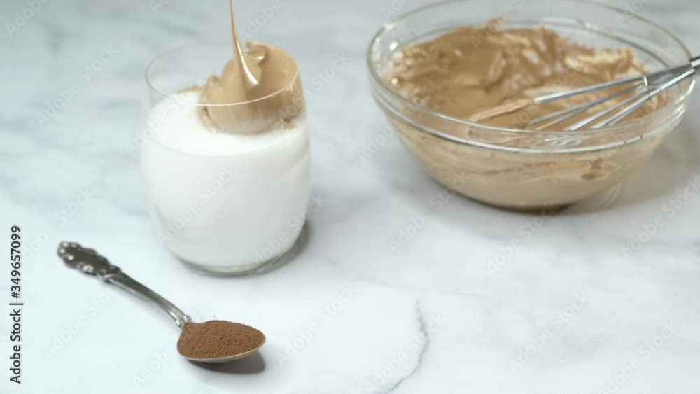Vidéo Stock Pouring coffee mousse over milk. recipe and preparation off ...