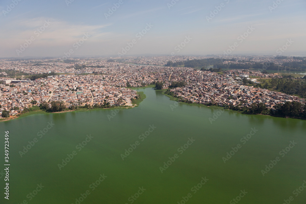 Ocupação de baixo padrão em área de manancial da represa Billings ...