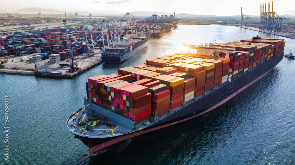 Foto de cargo container ship running out from international cargo sea ...