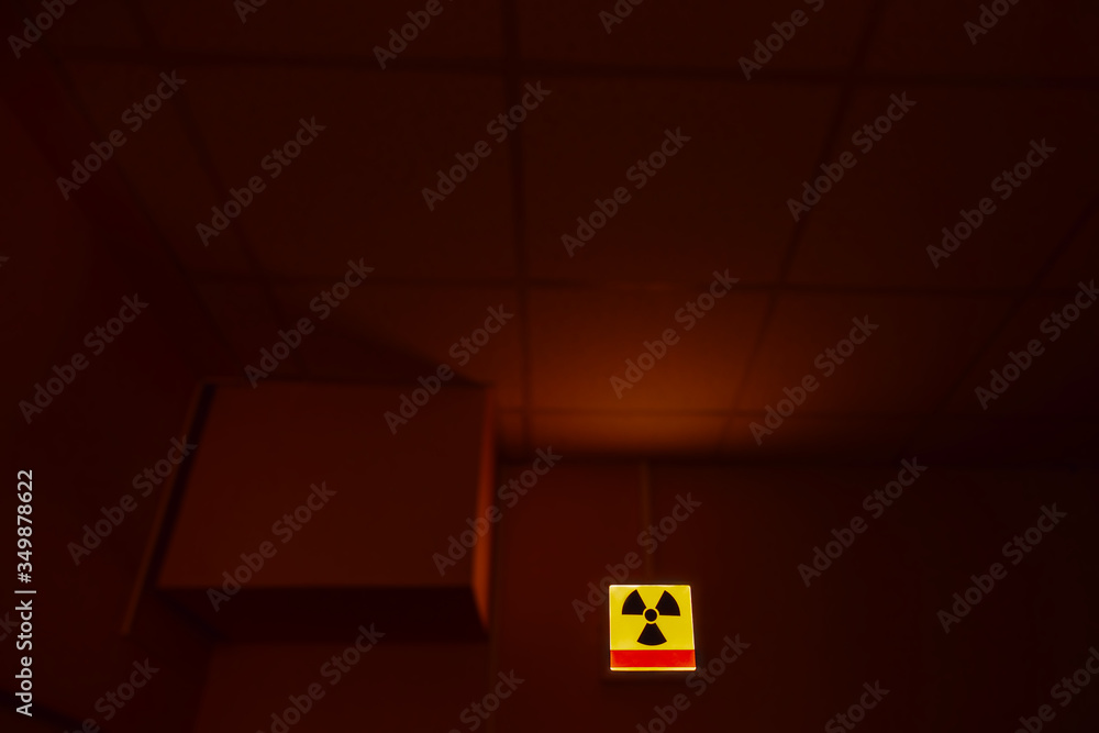 Foto de Radioactive (ionizing radiation) round yellow and black danger ...