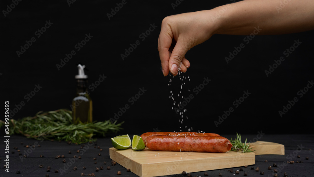 chorizo asado especiado con sal, limón y romero foto de Stock | Adobe Stock