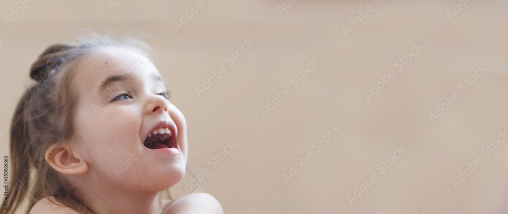little girl with their mouths wide open. The child are playing. the ...