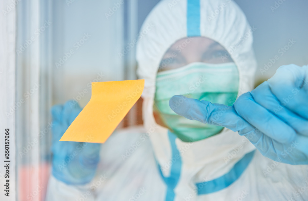 Gelber Klebenotiz Zettel an Tür oder Fenster von Klinik mit Arzt Stock ...