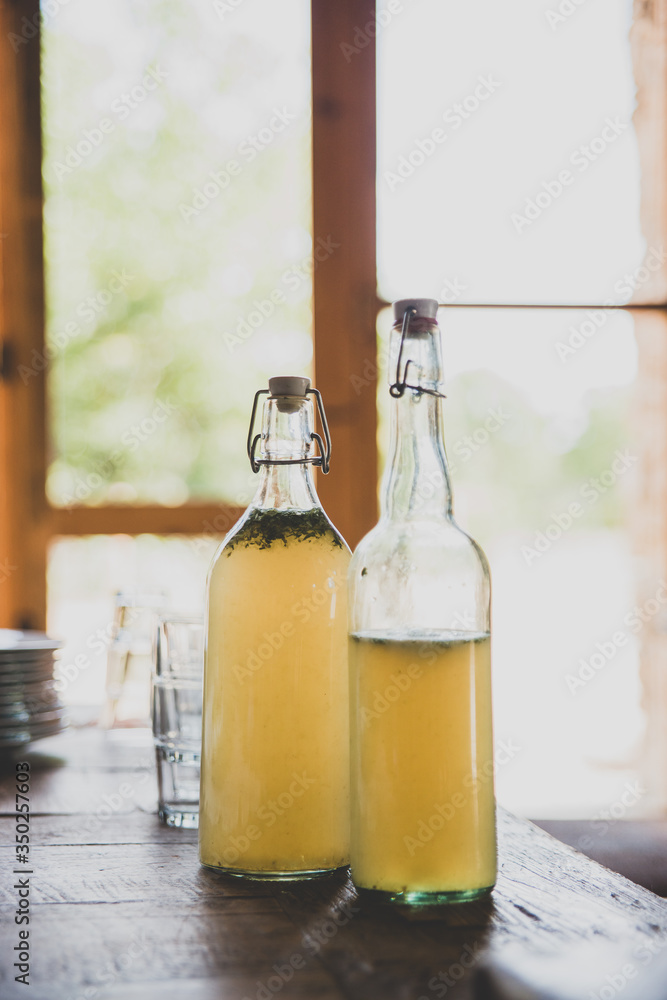 Bouteilles de jus de fruit devant une fenêtre Stock Photo | Adobe Stock