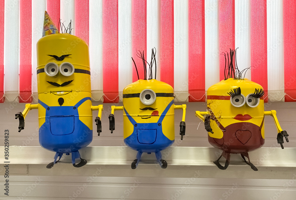 Metal characters of the cartoon Minions from the details of old cars ...