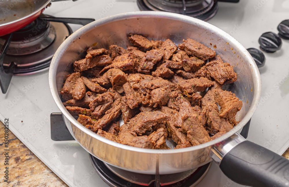 Carne bovina de Alcatra cortada em tiras frita na frigideira. Stock ...