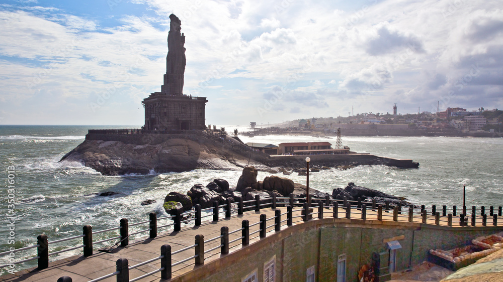 Foto Stock A tall Thiruvalluvar statue of the tamil poet and ...