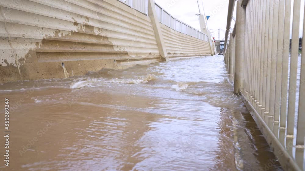 Vidéo Stock High water flooding on city area walkway after heavy rains ...