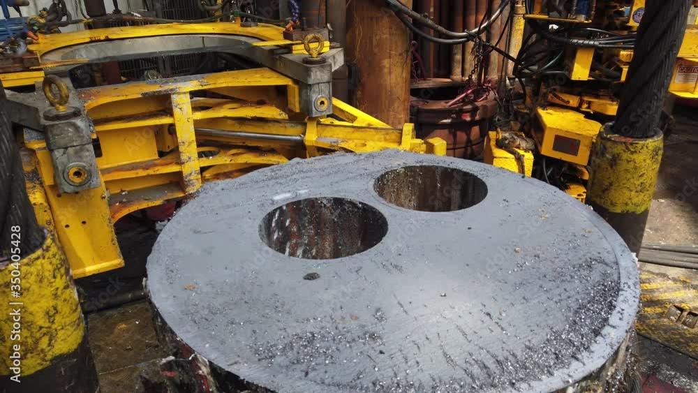 Vidéo Stock Old dual string casing conductors are cut with the cold ...