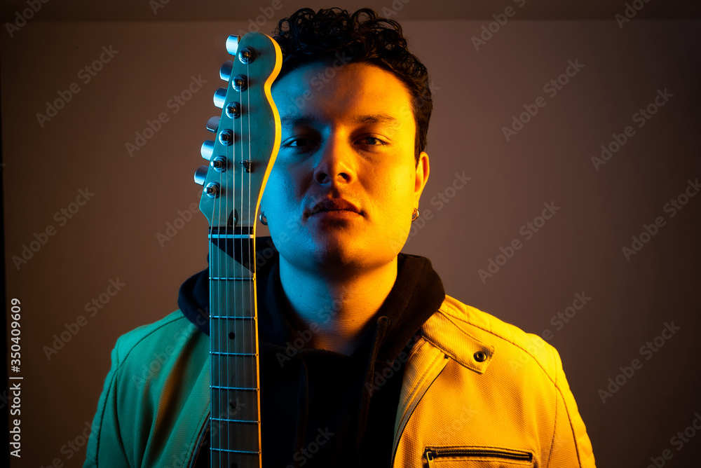 Foto de Músico joven posando con diferentes tipos de luz y un ...