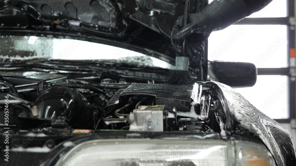 Foto de Washing car engine. Car wash service before and after washing ...
