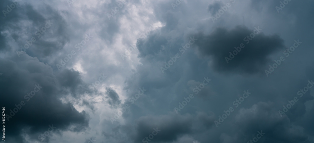 Foto Stock Dark dramatic sky and clouds. Background for death and sad ...