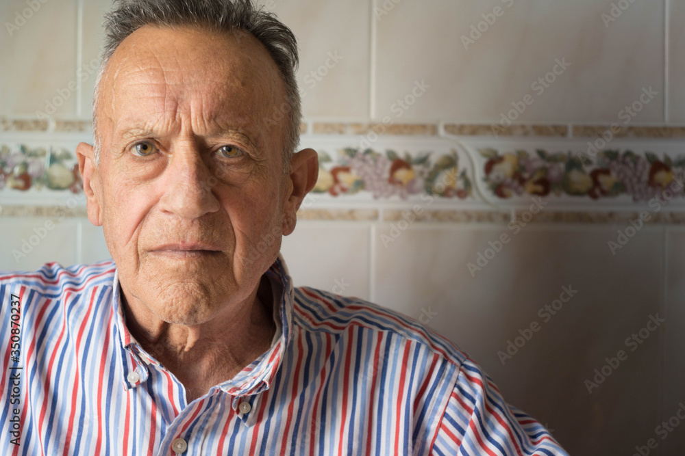 señor mayor mira hacia la camara con gesto preocupado Stock Photo ...