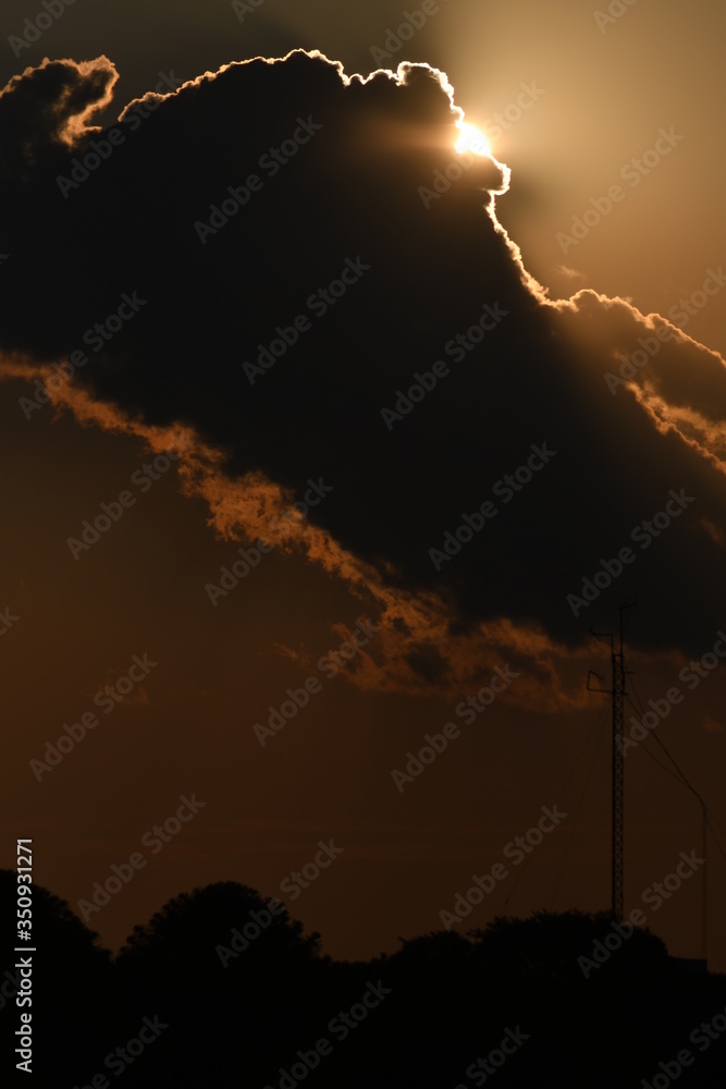 Sol entre nubes al atardecer en la ciudad de Buenos Aires Stock Photo ...