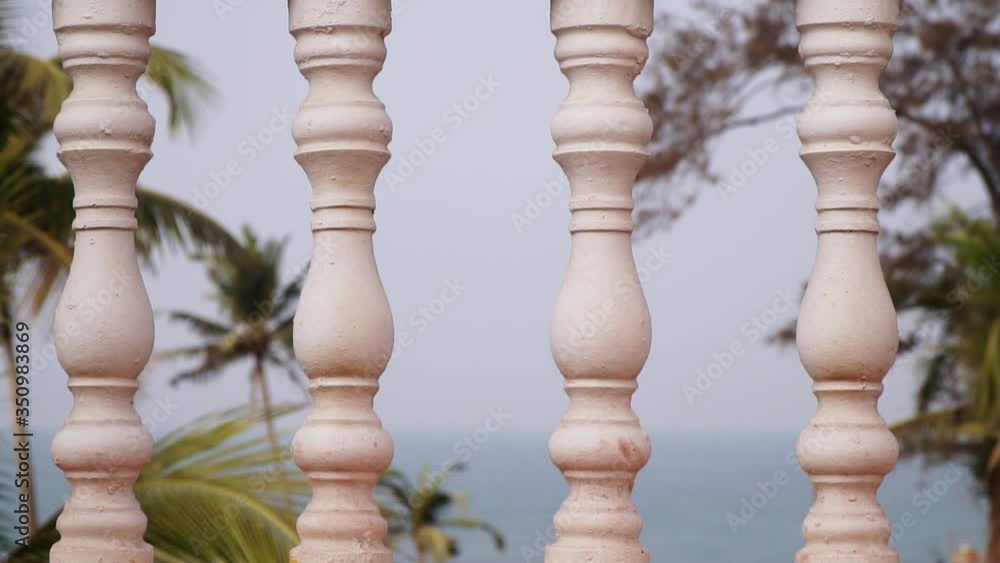 Vidéo Stock White balusters on the facade of the house. Classical ...