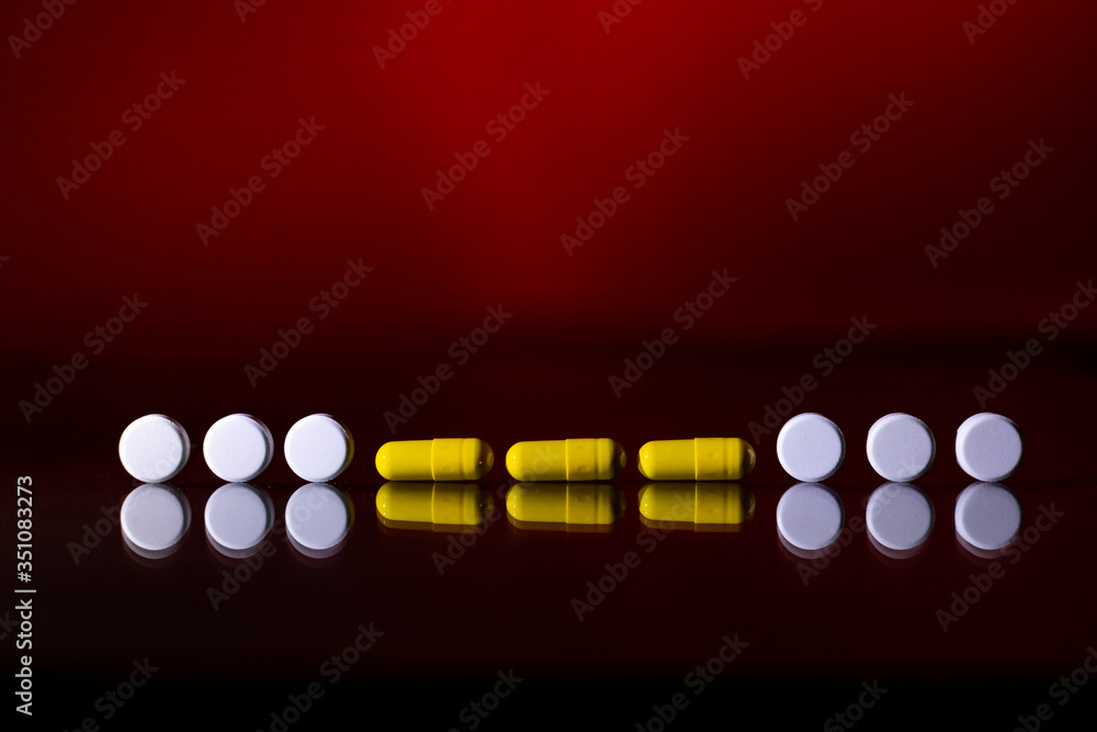 Pastillas y Medicamentos listas para curar SOS Stock Photo | Adobe Stock