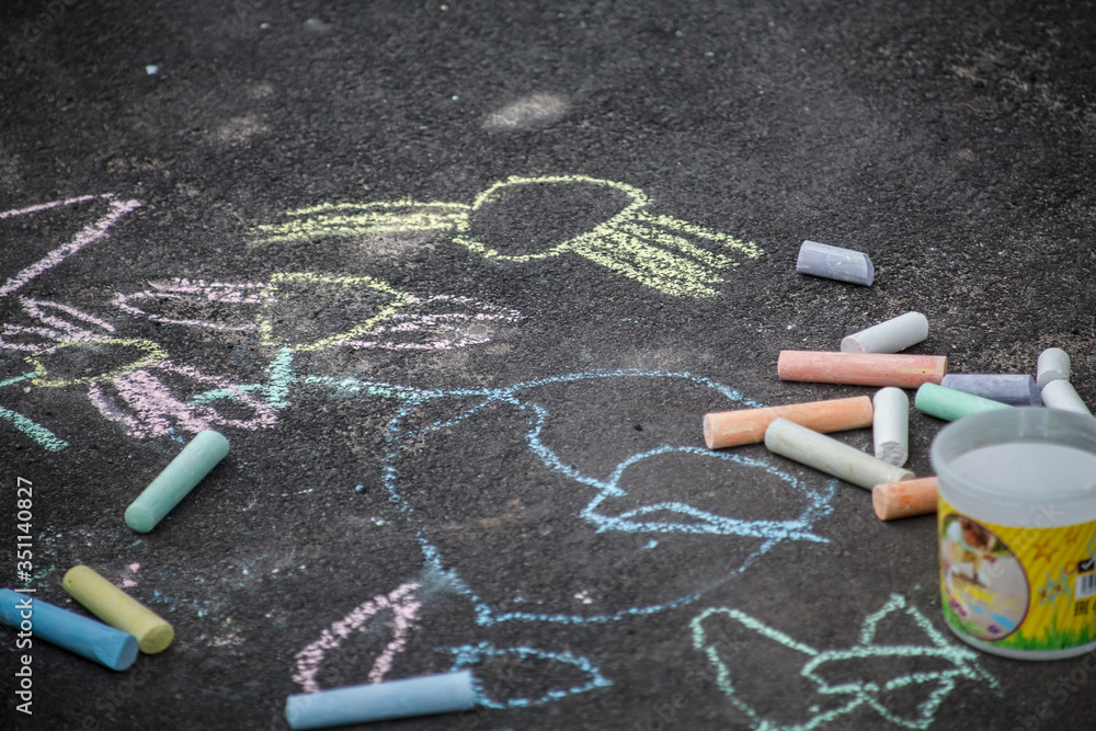 drawing on the pavement with crayons,рисунок на асфальте мелками,chalk ...