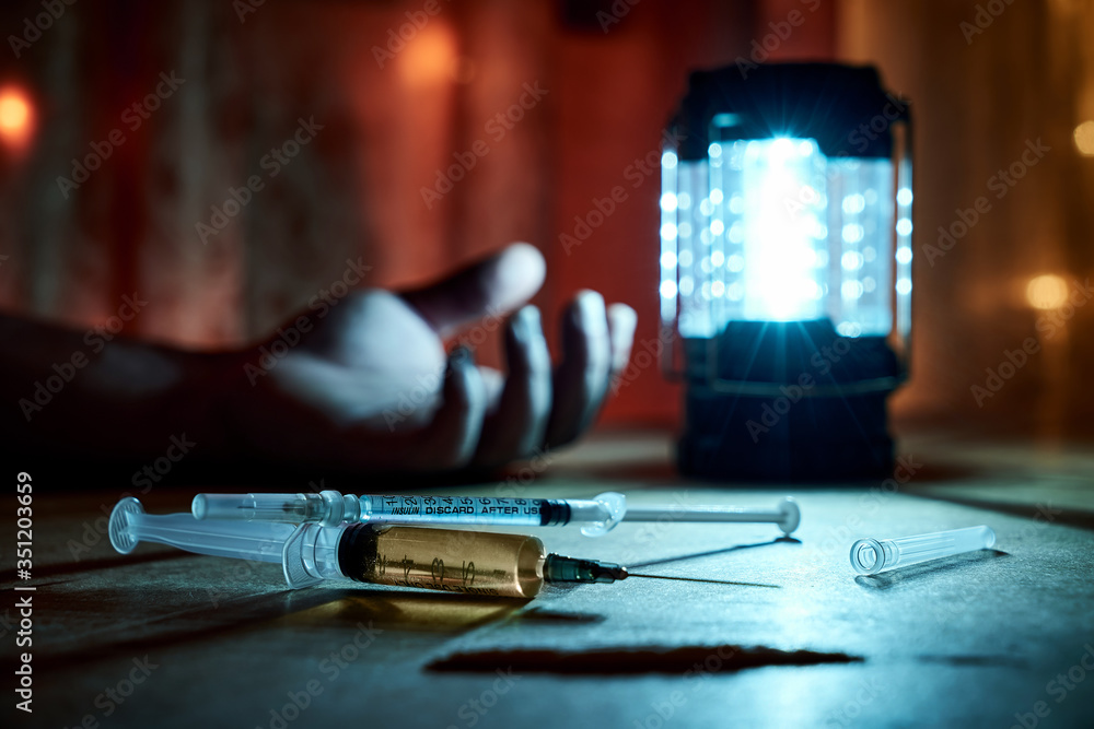 Foto de Two syringes with heroin and another drug, in the background a ...