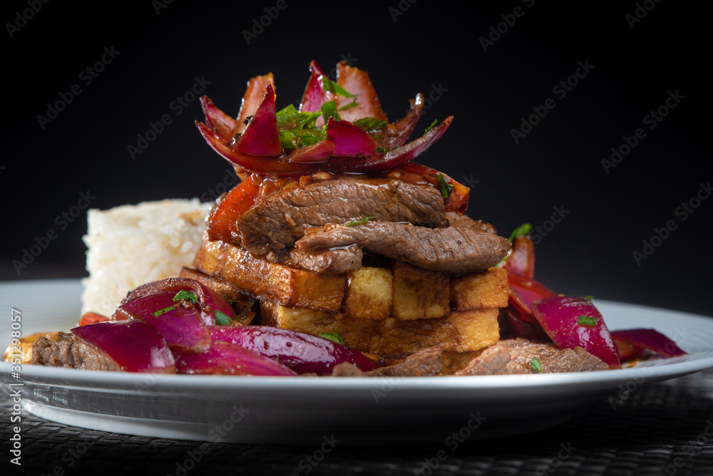 lomo saltado, comida tradicional peruana Stock Photo | Adobe Stock