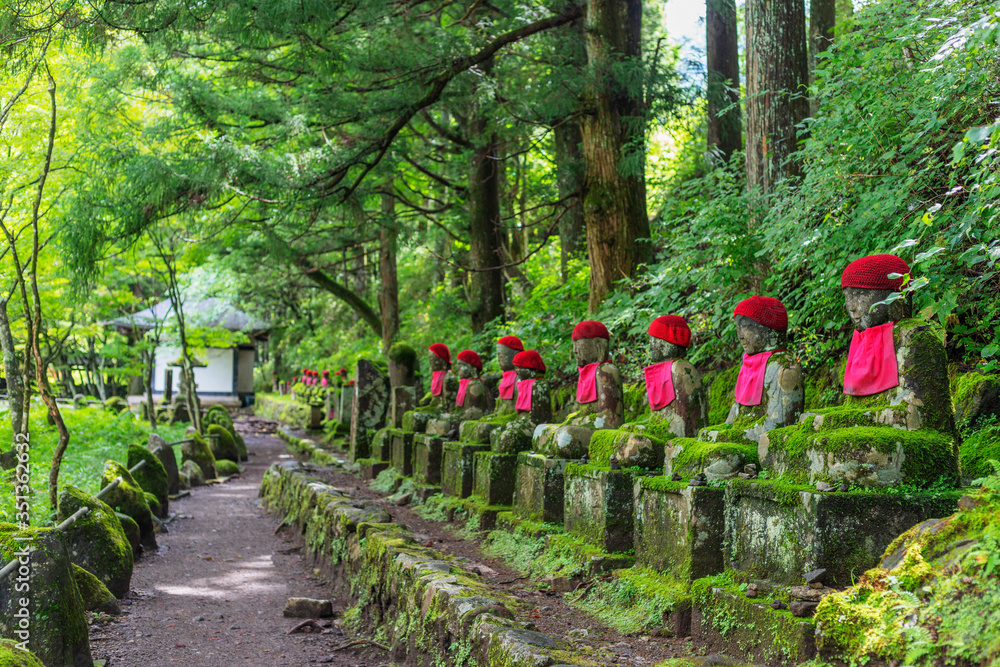 Foto de Narabi jizo temple guardian statues, Nikko, UNESCO World ...