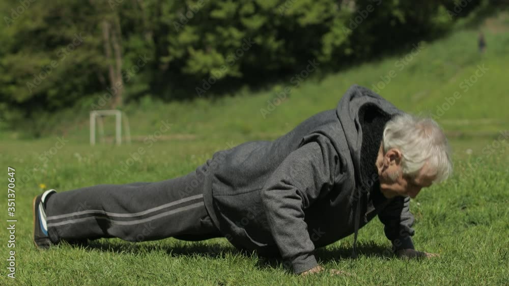 Active senior old man do push-ups physical exercises in sport ...