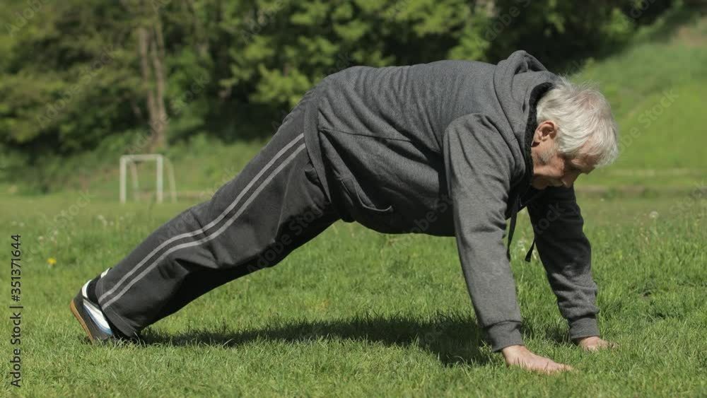Active senior old man do push-ups physical exercises in sport ...