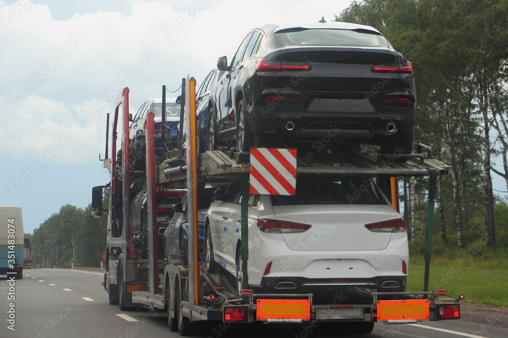 Foto de Loaded two-level car carrier truck with two-axle car ...