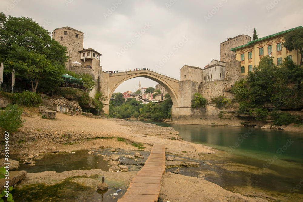 Foto de Stari Most, also known as Mostar Bridge, is a rebuilt 16th ...
