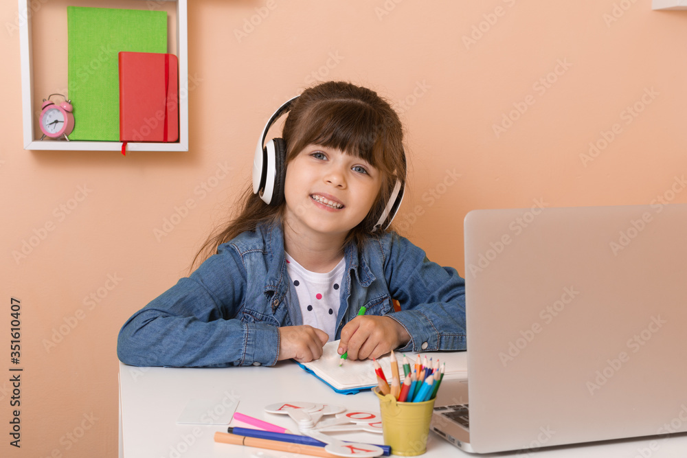 Children learn english online at home. Homeschooling and distance ...