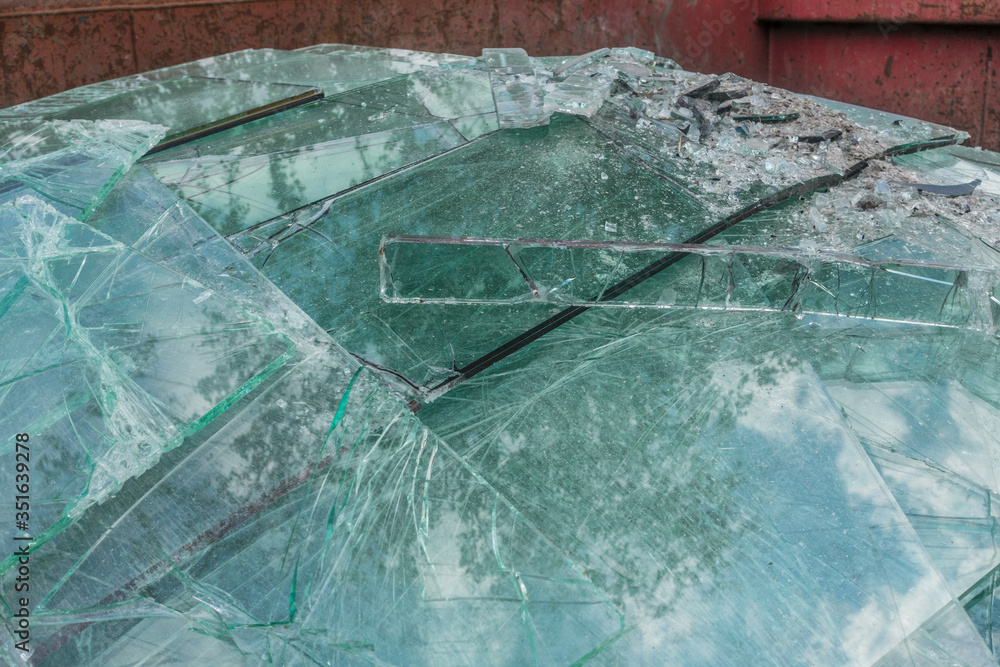 Beschädigte Glasscheiben im Wertstoff Container Stock Photo | Adobe Stock Beschädigte Glasscheiben im Wertstoff Container Stock Photo | Adobe Stock
