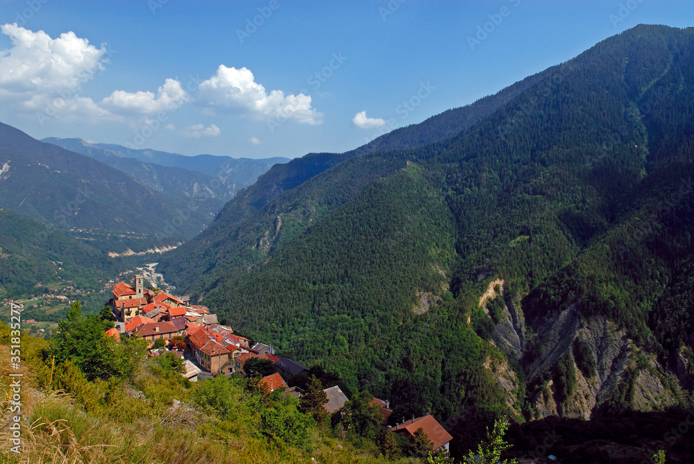 Paysage avec le village perché de Venanson dans le haut pays niçois ...