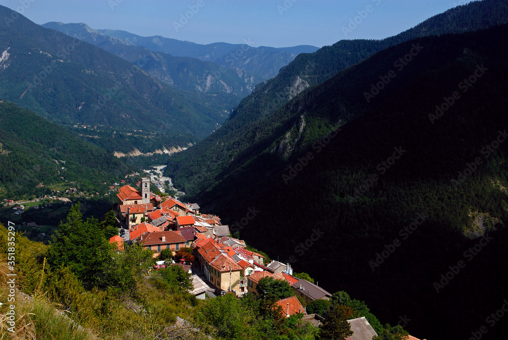 Paysage avec le village perché de Venanson dans le haut pays niçois ...