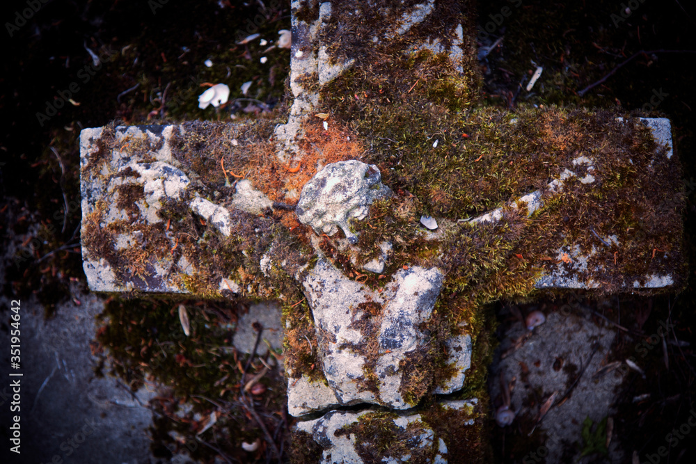 Fotografia do Stock: The crucifixion of Jesus Christ against gray stone ...