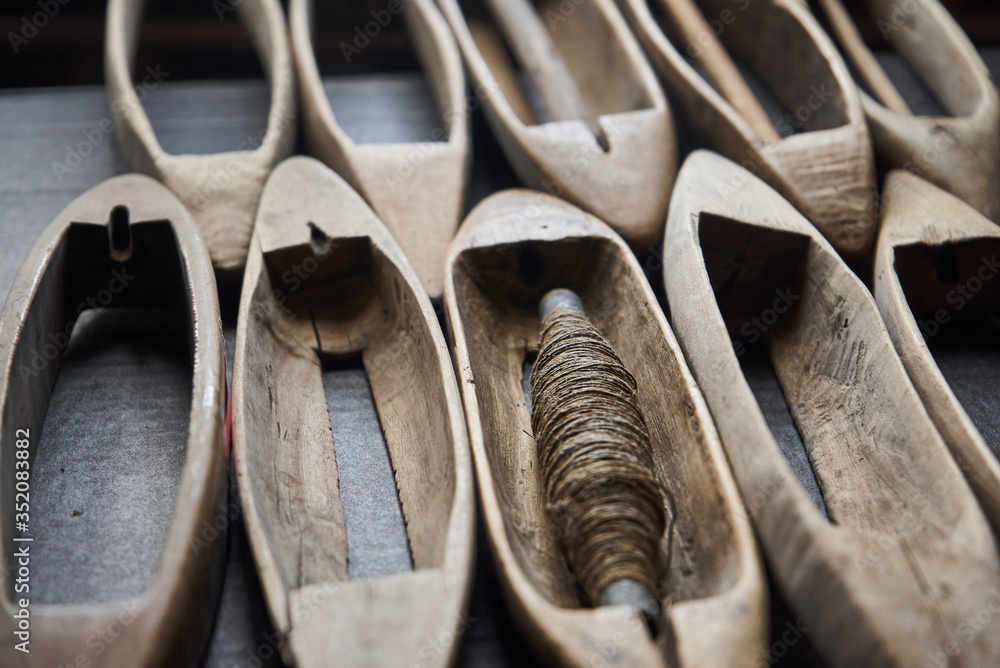 Foto de old wooden shuttle - antique shuttle weaving tool / boat ...