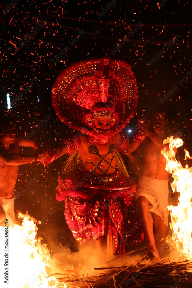 Fotka „KANDANAR KELAN THEYYAM THEYYAM - HUMAN GOD OF MALABAR THEYYAM IS ...