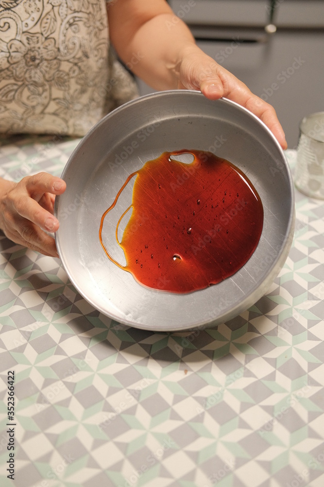 Verter y esparcir caramelo liquido en molde para pastel Stock Photo ...