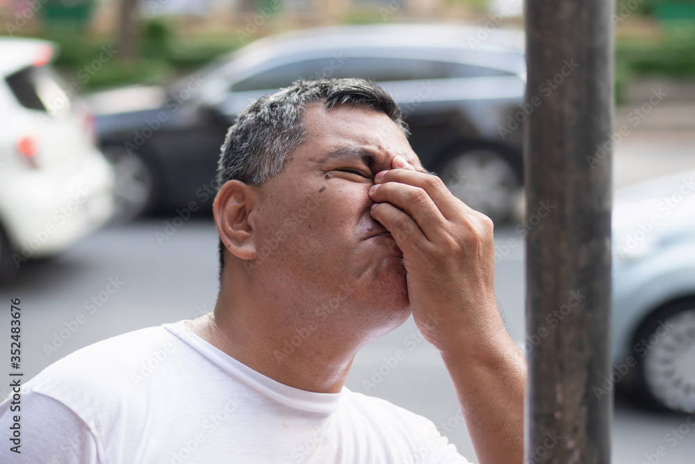 Stockfoto unlucky careless old senior man hitting his nose with iron ...