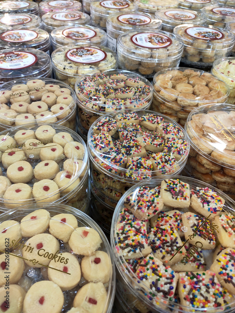 KUALA LUMPUR, MALAYSIA -MAY 17, 2020: Biskut dijual di dalam bekas ...