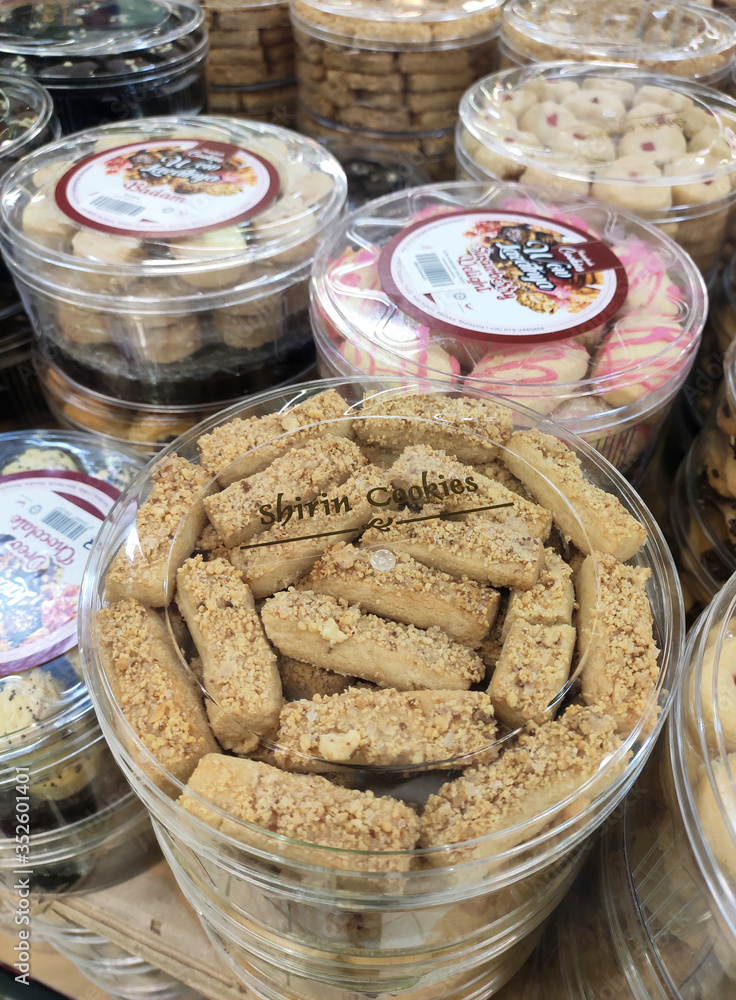 Foto de KUALA LUMPUR, MALAYSIA -MAY 17, 2020: Biskut dijual di dalam ...