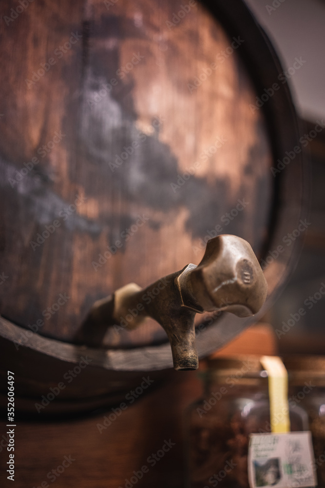 barril antiguo de bebida, barrica de madera con canilla de metal color ...