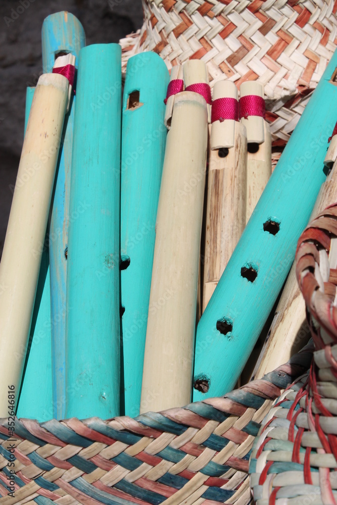Artesanía Mexicana flautas de madera coloridas, SIerra tarahumara ...